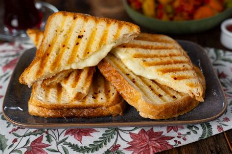 Kaşarlı Tost Tarifi Nasıl Yapılır Resimli