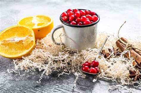 겨울 베이킹 쿠키의 성분 진저 브레드 과일 케이크 음료 크랜베리 오렌지 계피 향신료 크리스마스 음식입니다 회색 배경입니다 맨 위 보기 0명에 대한 스톡 사진 및 기타 이미지