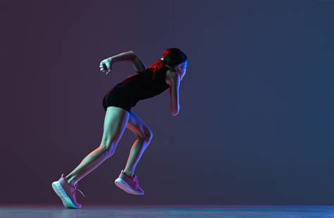 소녀 실행의 전체 길이 초상화 네온에서 그라데이션 블루 보라색 배경 에 고립 된 훈련 마라톤 달리기에 대한 스톡 사진 및 기타 이미지 Istock