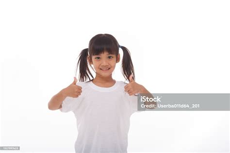 Pm25를 보호하기 위해 마스크를 쓰고 있는 어린 아시아 소녀는 야외에서 좋은 공기를 마시며 엄지손가락을 치켜들고 제스처를 보여