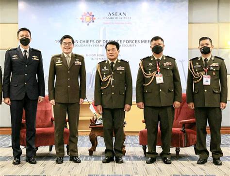 នាយឧត្តមសេនីយ៍ វង្ស ពិសេន ទទួលជួបពិភាក្សាការងារទ្វេភាគីជាមួយអគ្គមេបញ្ជាការកងទ័ពសឹង្ហបុរី