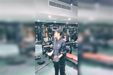 哑铃臂弯举肱二头肌训练要慢慢恢复锻炼了 训练 臂弯 哑铃