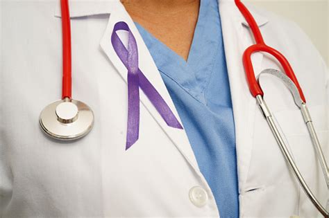 보라색 리본을 가진 아시아 여성 의사 세계 췌장암의 날 또는 세계 알츠하이머 병의 날 11월에 대한 스톡 사진 및 기타 이미지