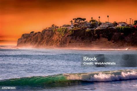 남부 캘리포니아의 해변을 따라 아름다운 엽서 같은 날 다시 조명이 켜진 옥 파도와 함께 0명에 대한 스톡 사진 및 기타 이미지 0명 가을 가장자리 Istock