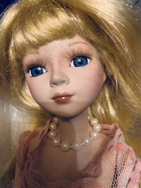 Фарфоровая кукла — цена 2000 грн в каталоге Статуэтки Купить товары для дома и быта по доступной