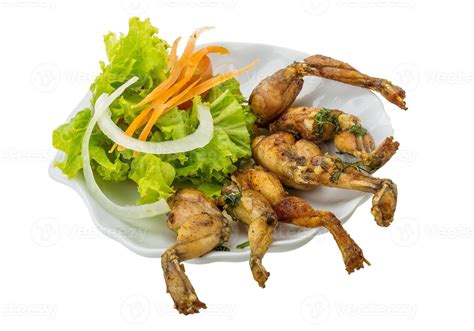 Ancas De Rana A La Parrilla En El Plato Y Fondo Blanco Foto De Stock En Vecteezy