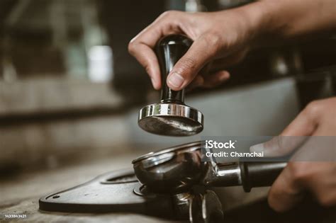 바리스타는 탬퍼를 사용하여 분쇄 커피를 포터 필터로 누릅니다 커피 메이커 개념 구이에 대한 스톡 사진 및 기타 이미지 구이