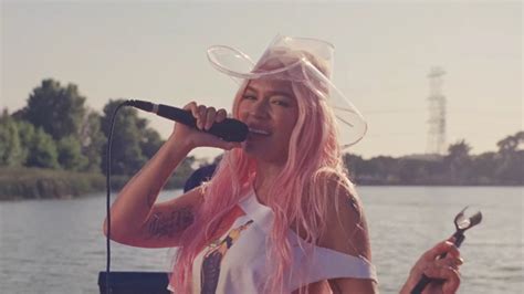 Karol G Lanza Mi Ex Tenía Razón ¿se Lo Dedica A Anuel Video Nuevo Día