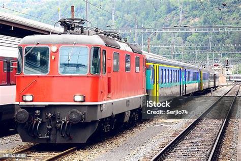 플랫폼에 대한 여객 열차 접근 방식 가까이 옴에 대한 스톡 사진 및 기타 이미지 가까이 옴 객차 관광 Istock