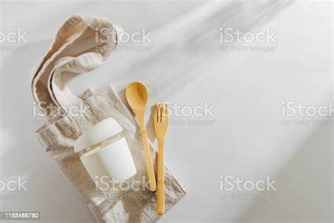 친환경적입니다 옷감 쇼핑백 대나무 칼 재사용 가능한 커피 머그잔 지속 가능한 라이프 스타일 플라스틱 무료 개념입니다 가방에 대한