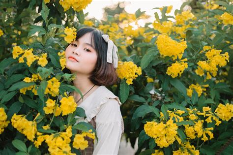 戶外石階穿著花裙的年輕女子 · 免費圖庫相片