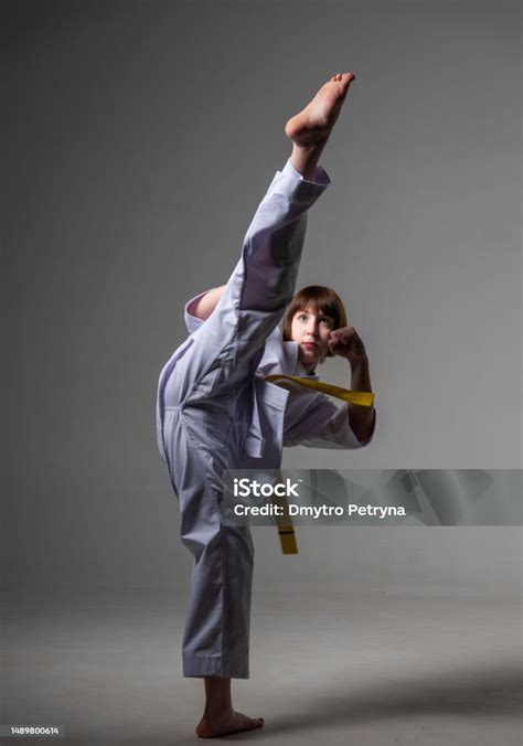 가라테 소녀는 펀치와 킥으로 기모노를 입고 훈련합니다 Combat Sport Event에 대한 스톡 사진 및 기타 이미지
