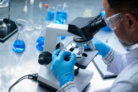 과학 및 의학 과학자 분석 및 유리 제품에 샘플을 떨어 뜨리고 유리 제품 Dna 구조 혁신 및 기술에 대한 실험실에서