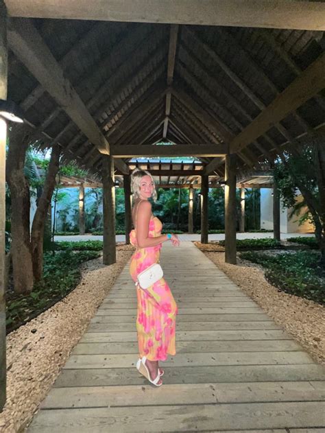 Beez Enjoying Vacay Rbeezasmrsexy