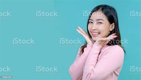 파란 화면 배경에 치열 교정 보유자를 입고 미소 아시아 여성 치과 치료와 건강한 치아 20 24세에 대한 스톡 사진 및 기타