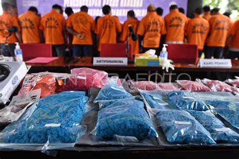 POLISI TANGKAP PENGEDAR NARKOBA JARINGAN INTERNASIONAL ANTARA Foto