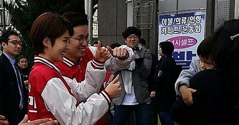 앞에 선 아내 뒤에 선 남편 배우자 경쟁 승부는