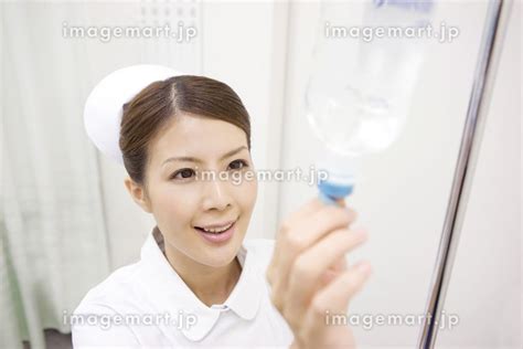 点滴の準備をする看護師の写真素材 24002386 イメージマート