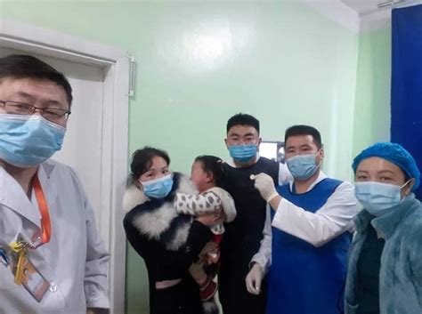 1 настай хүүхдийн улаан хоолойд тээглэсэн 15 ын мөнгөн зоосыг мэс хүргэлгүй амжилттай авлаа ТАС МН