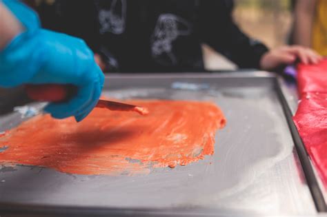 말아서 타이 아이스크림을 준비하고 냉동 팬에서 색색의 튀긴 아이스크림을 요리하는 과정 행복한 아이들과 함께하는 어린이 생일 파티
