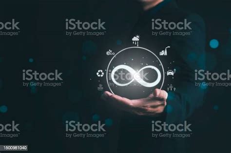미래의 지속 가능한 투자 성장을 위해 순환 경제 환경 아이콘을 손에 들고 미래 개념을 위한 환경 오염을 줄이는 무한대 기호