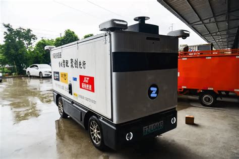 咸宁首辆无人驾驶快递车亮相街头车辆情况朱其锦