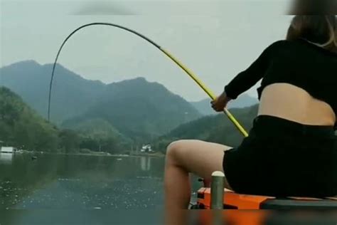 美女在水库台钓，结果遇到大货后意外发生了，这鱼竿也太垃圾了吧