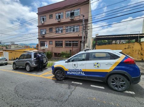 Guarda Municipal De Volta Redonda Remove Carro Estacionado De Forma