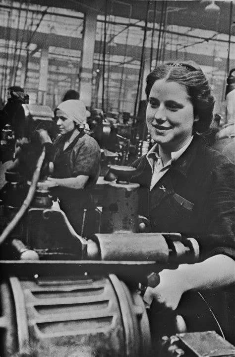 Советская работница за работой на токарном станке — военное фото