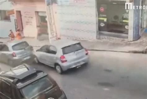 Vídeo motorista perde controle de carro atropela e mata duas pessoas no interior de São Paulo