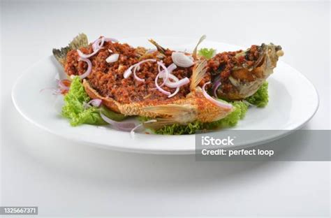 매운 칠리 양파 삼발 소스 아시아 할랄 해산물 메뉴와 함께 바삭바삭한 전체 그루퍼 생선 튀김 칠리고추에 대한 스톡 사진 및 기타
