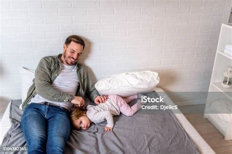 집에서 휴식을 취하는 아버지와 딸 아버지에 대한 스톡 사진 및 기타 이미지 아버지 딸 부모 Istock