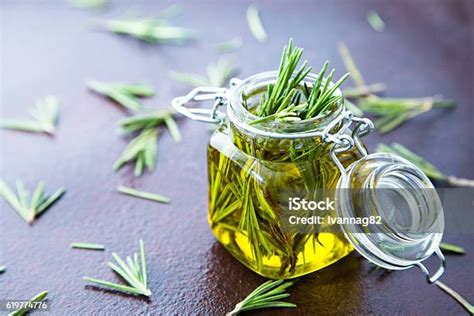 로즈마리 오일 로즈마리 에센셜 오일 항아리 유리 병 및 가지 0명에 대한 스톡 사진 및 기타 이미지 0명 건강관리와 의술