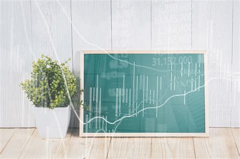 이중 빈 녹색 Chalkborad의 노출 및 주식 시장 스크린 차트 보드와 촛불 나무 테이블에 작은 나무 금융 비즈니스 및 투자 분석 개념에 대 한 스틱 0명에 대한 스톡