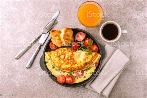 냄비에 빵 토스트와 Shakshuka입니다 토마토 피망 마늘 양파 야채와 허브와 튀긴 계란 0명에 대한 스톡 사진 및 기타