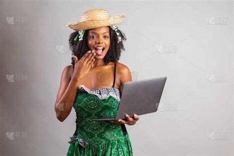 肖像画，身穿意大利服装的巴西黑人妇女。圣约翰节。带着笔记本