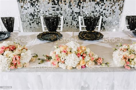 럭셔리 웨딩 장식 꽃과의 결혼식 피로연에서 장식 유리 화병 준비 비싼 음식 흑백 색상입니다 텍스트를 위한 공간 결혼식에 대한 스톡 사진 및 기타 이미지 Istock