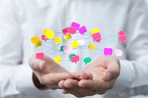 말풍선으로 커뮤니케이션 개념의 3d 렌더링을 제시하는 사람 3차원 형태에 대한 스톡 사진 및 기타 이미지 3차원 형태 개념 개념과 주제 Istock