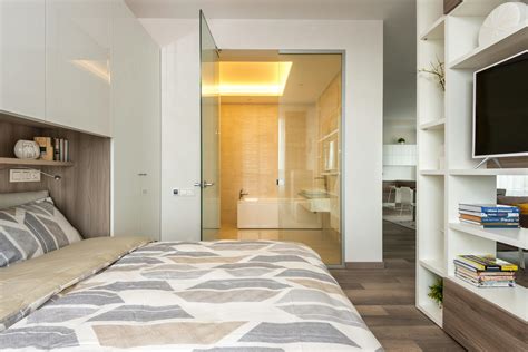 Tv 가구 가라앉다 가벼운 가정의 기하학 꽃병 단순한 담요 디자인 램프 머리맡 목욕 문 미니멀 방 베개 선반 수평의 스타일 식물 아늑한