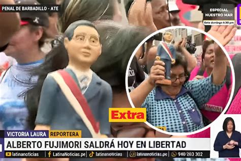 Alberto Fujimori Señito Baila Al Ritmo Del ‘chino Con Estatuilla En Mano