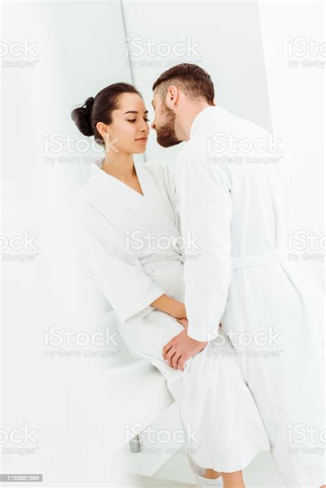 목욕 가운에서 매력적인 여자 근처에 서 있는 수염 된 남자의 선택적 초점 2명에 대한 스톡 사진 및 기타 이미지 2명 남자