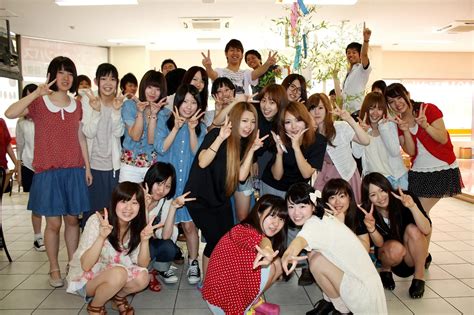 ピースサインしながらパンツ見えちゃってるパンチラ画像47枚 エロ画像ぱんちらちゃんねる