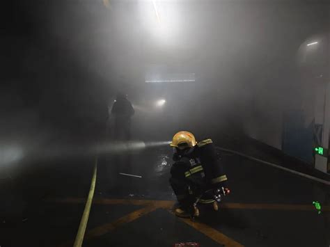 地下停车场内豪车自燃，百万座驾被烧得面目全非 新华网客户端