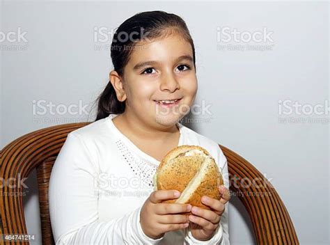 리틀 백인종 여자아이 식사 Burger 2015년에 대한 스톡 사진 및 기타 이미지 2015년 6 7 살 8 9 살