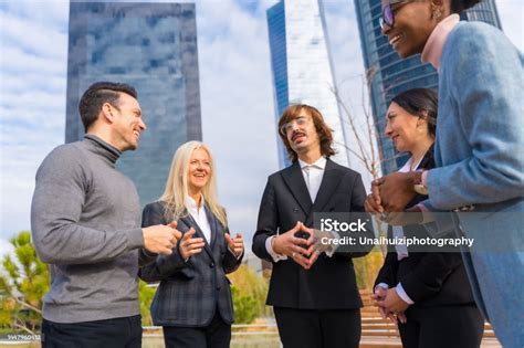 중년의 다민족 사업가와 사업가 비즈니스 파크 서로 이야기 야외에 대한 스톡 사진 및 기타 이미지 야외 토론 30 34세 Istock