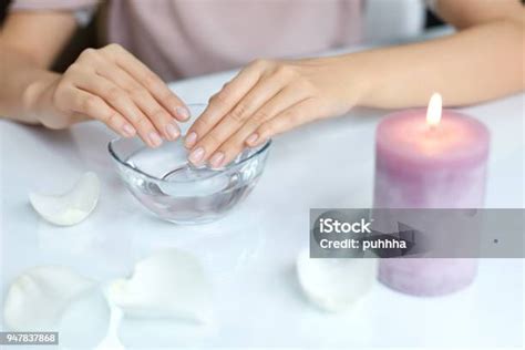 매니큐어입니다 물에 몸을 담근 채 완벽 한 손톱 가진 여성 손 깨끗한에 대한 스톡 사진 및 기타 이미지 깨끗한 꽃잎 매니큐어 미용술 Istock