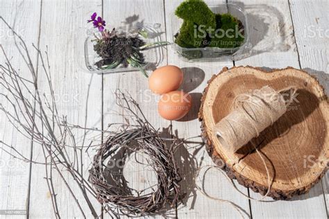 자연스러운 스타일로 부활절 장식을 만드는 과정 자작 나무 가지와 이끼와 닭고기 달걀의 둥지 단계 1 0명에 대한 스톡 사진 및