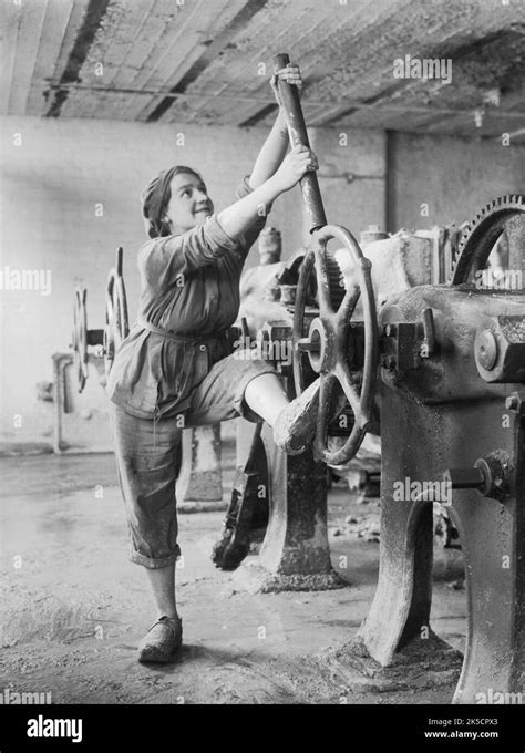 The Employment Of Women In Britain 1914 1918 A Female Worker In A