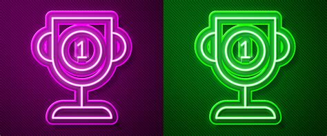 보라색과 녹색 배경에 격리 빛나는 네온 라인 어워드 컵 아이콘 우승자 트로피 기호입니다 챔피언십 또는 대회 트로피 스포츠 업적 표지판 벡터 일러스트레이션 1위에 대한 스톡