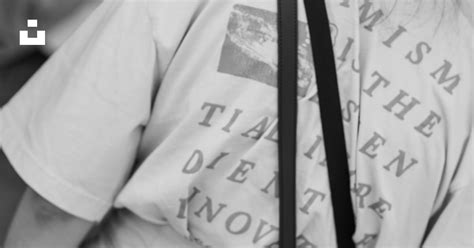 Foto Mujer Con Camiseta Blanca De Cuello Redondo Imagen Gris Gratis